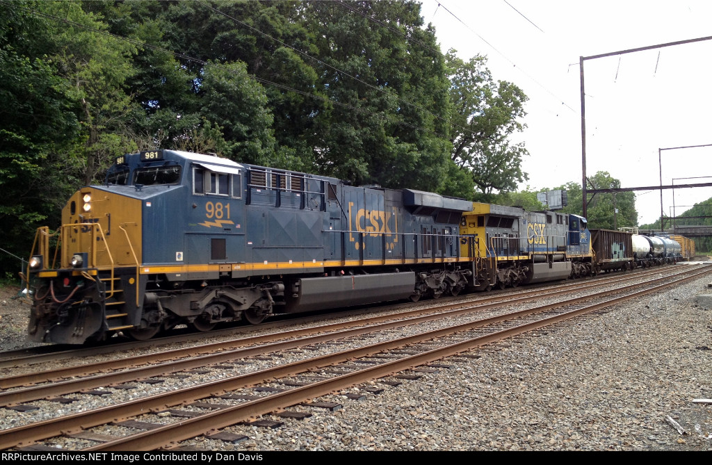 CSX ES44AH 981 YN3b leads Q410-03